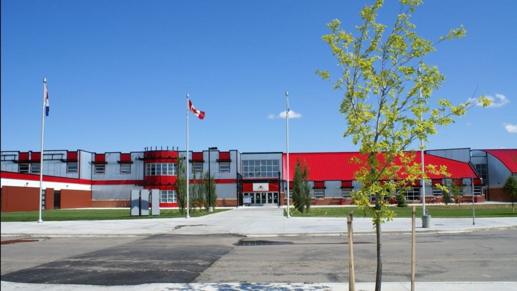 リンジーサーバー総合高校 – レッドディア公立教育委員会 / École Lindsay Thurber Comprehensive High ...